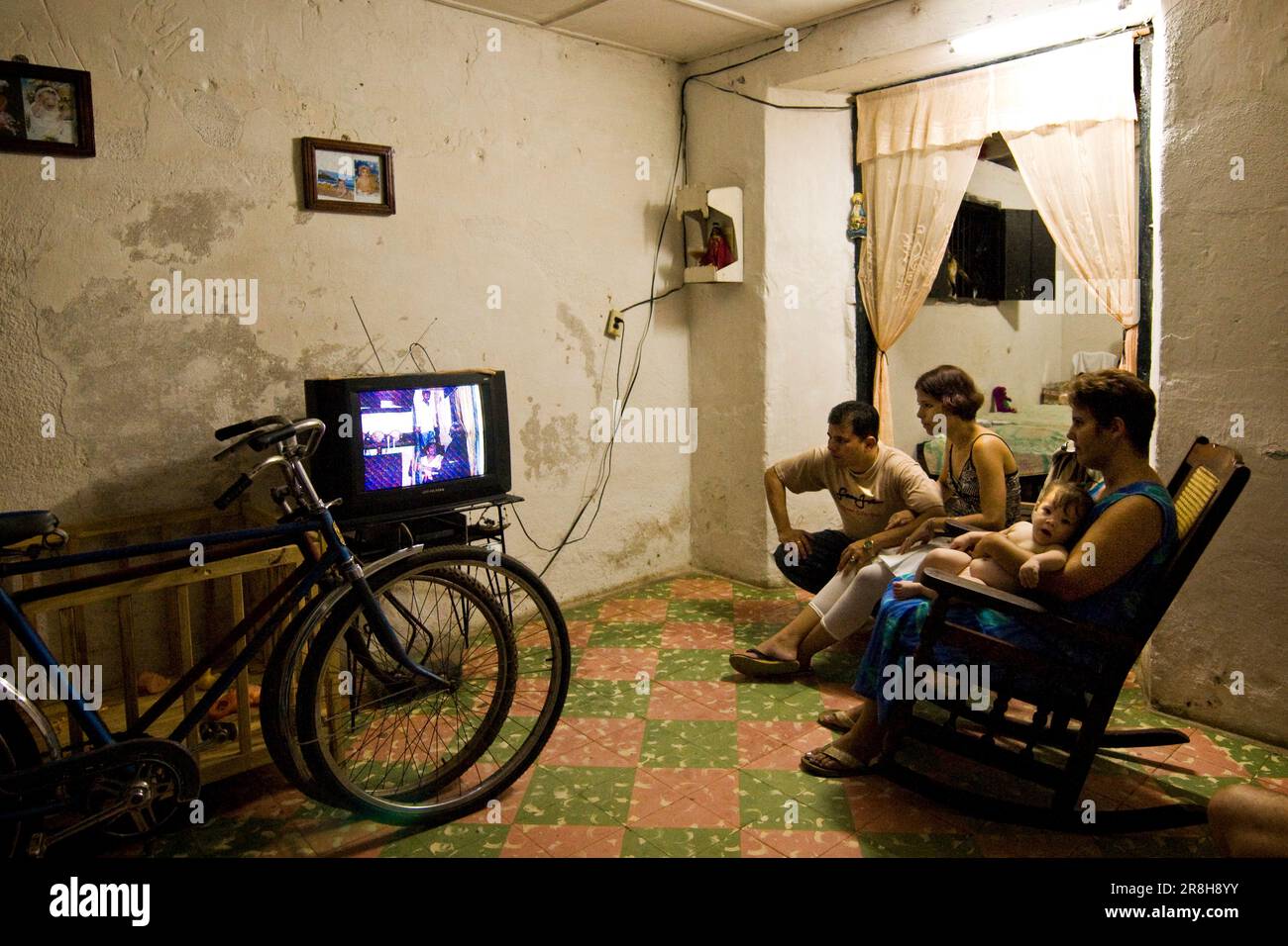 Cuban families hi-res stock photography and images - Alamy