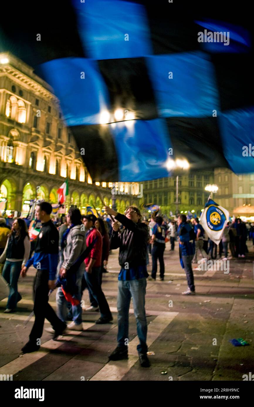 Milan vertical hi-res stock photography and images - Alamy