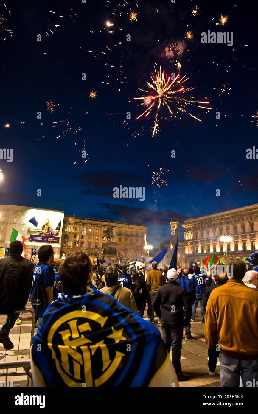 Milan vertical hi-res stock photography and images - Alamy