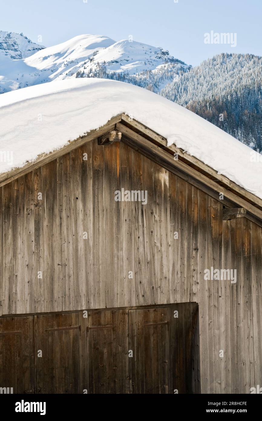 Log Cabine. Snow Stock Photo - Alamy