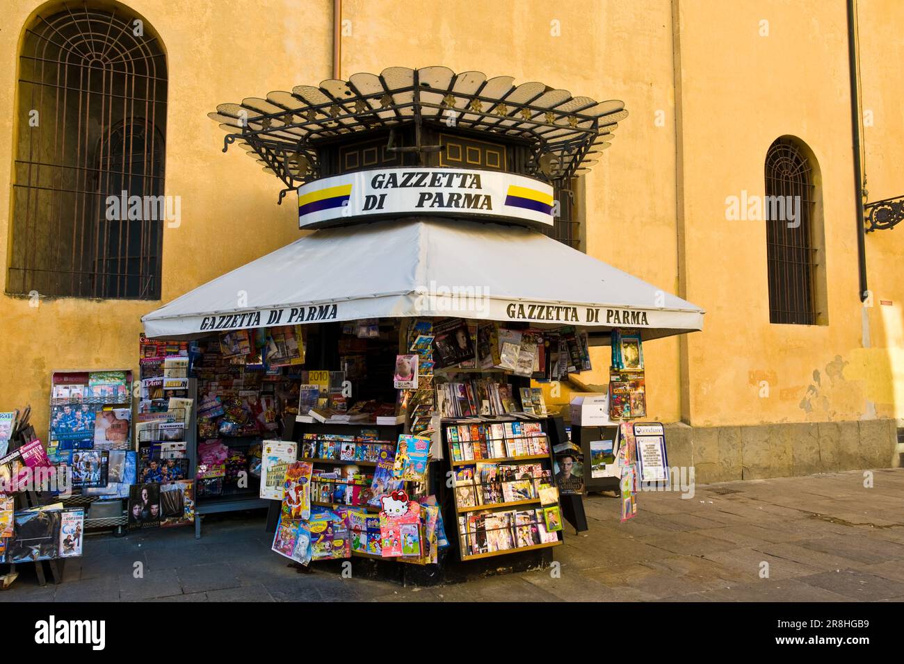 News stands hi-res stock photography and images - Alamy