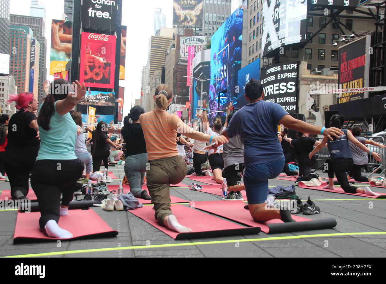 New York, USA. 21st June, 2023. Hundreds of people practice mass yoga ...