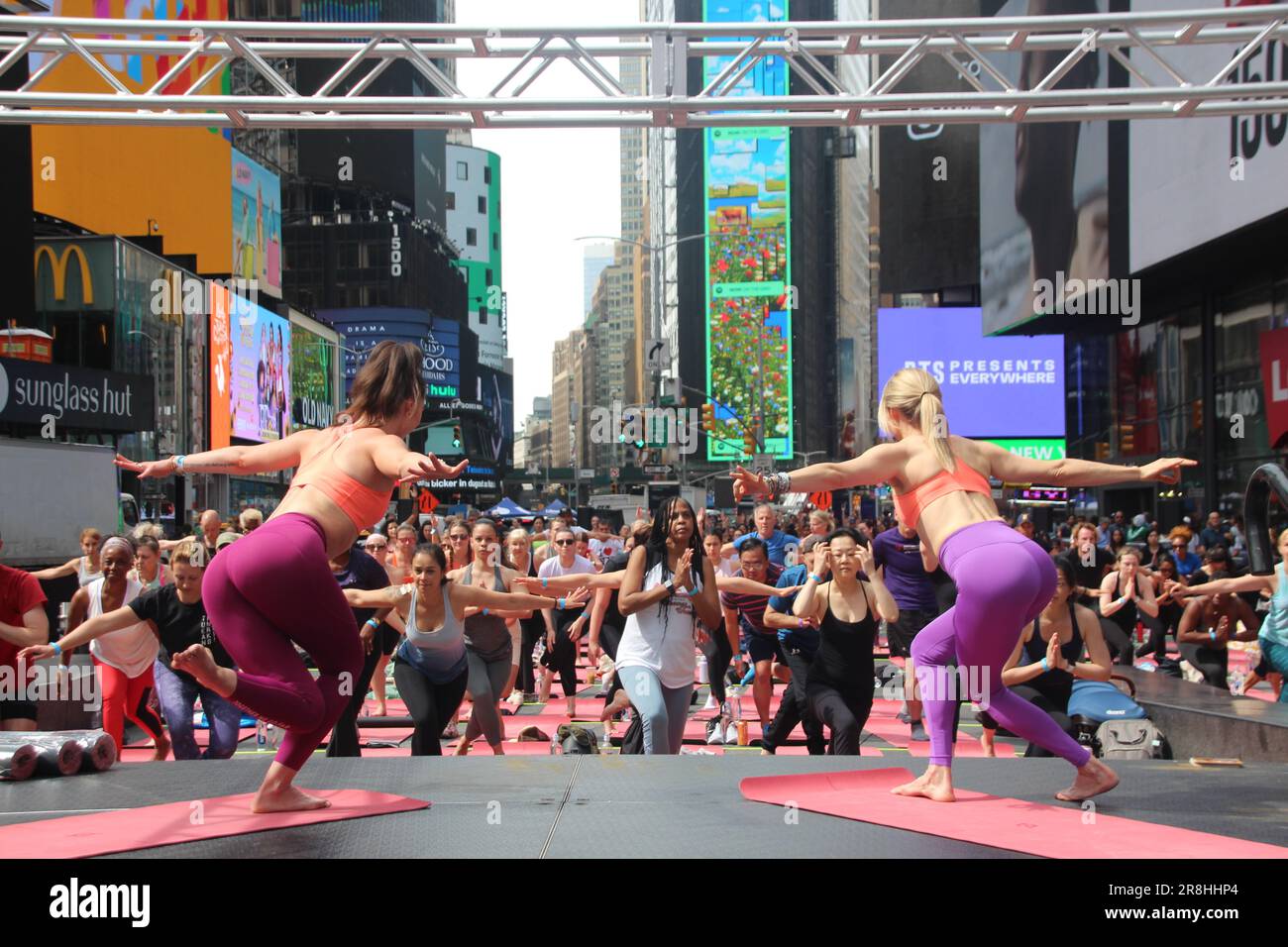 New York, USA. 21st June, 2023. Hundreds of people practice mass yoga ...