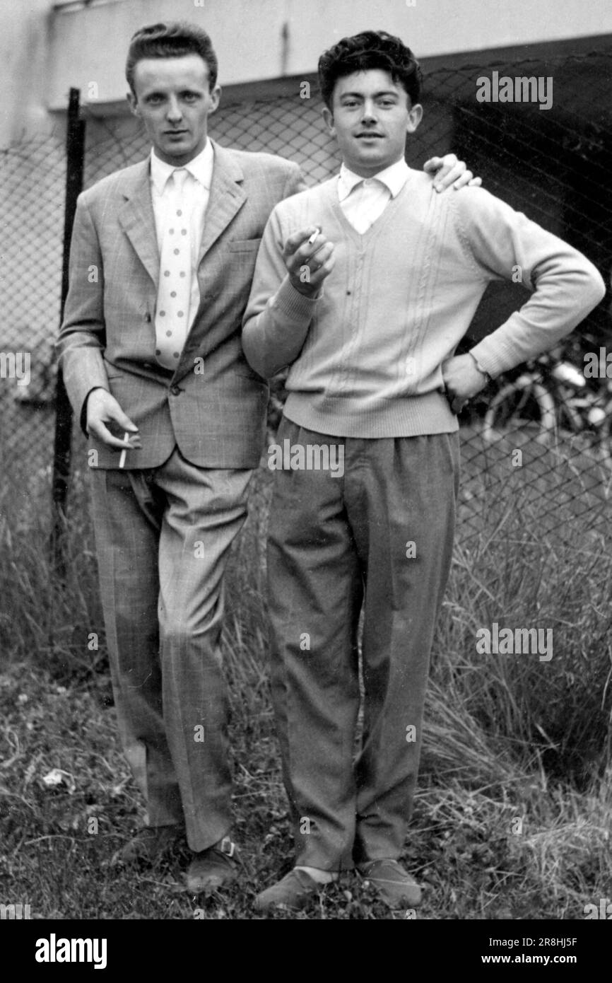 Black white image men smoking hi-res stock photography and images - Alamy