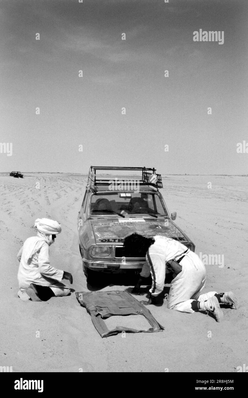 Desert car archive hi-res stock photography and images - Alamy