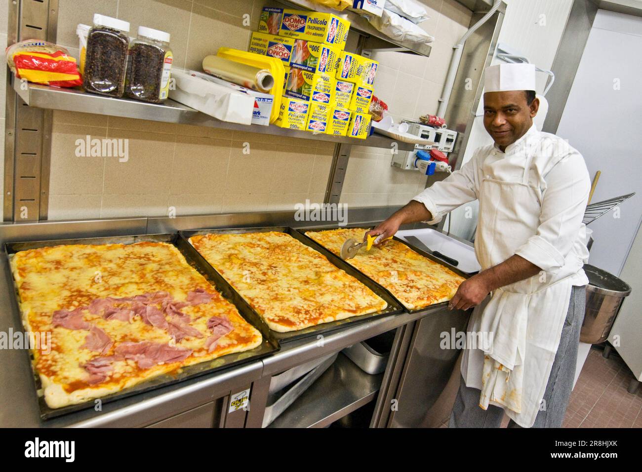 Chefs cutting pizza hi-res stock photography and images - Alamy