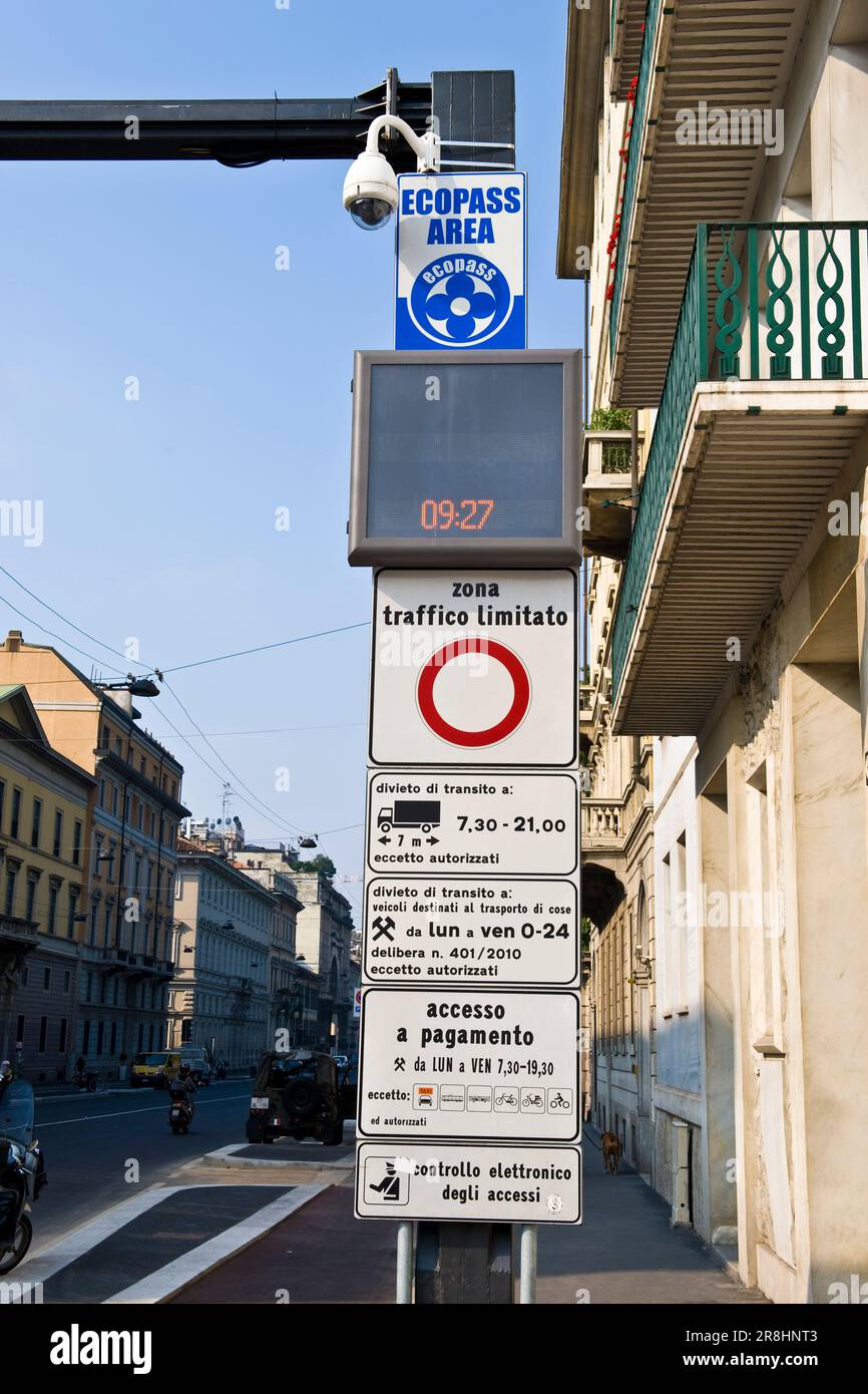 Traffic signs italy hi-res stock photography and images - Alamy