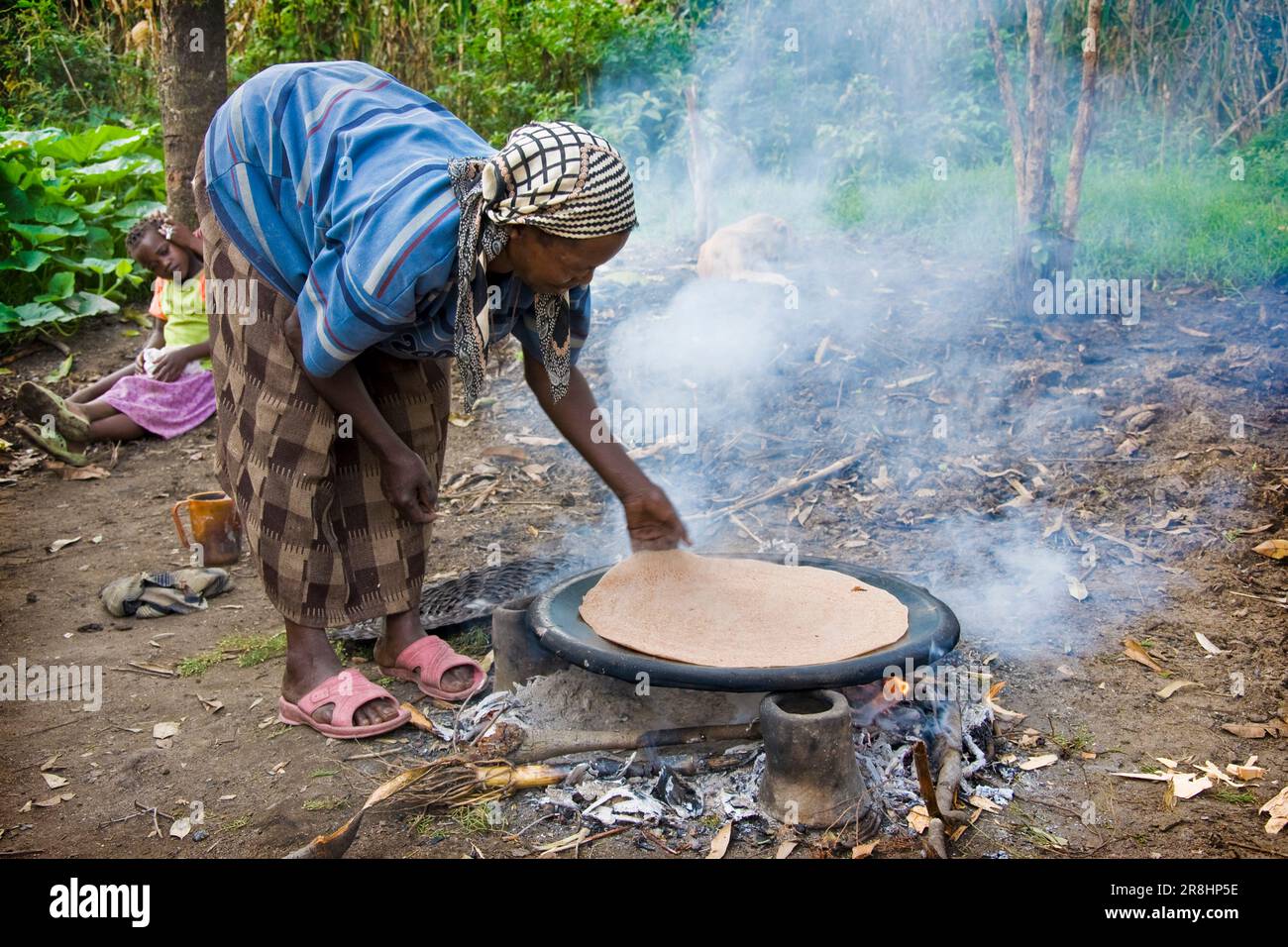 Ethiopia woman cooking hi-res stock photography and images - Alamy