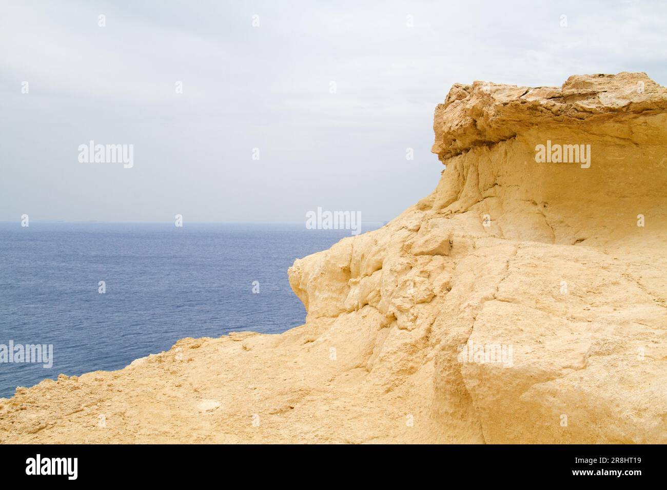 Limestone cliffs mediterranean coast hi-res stock photography and ...