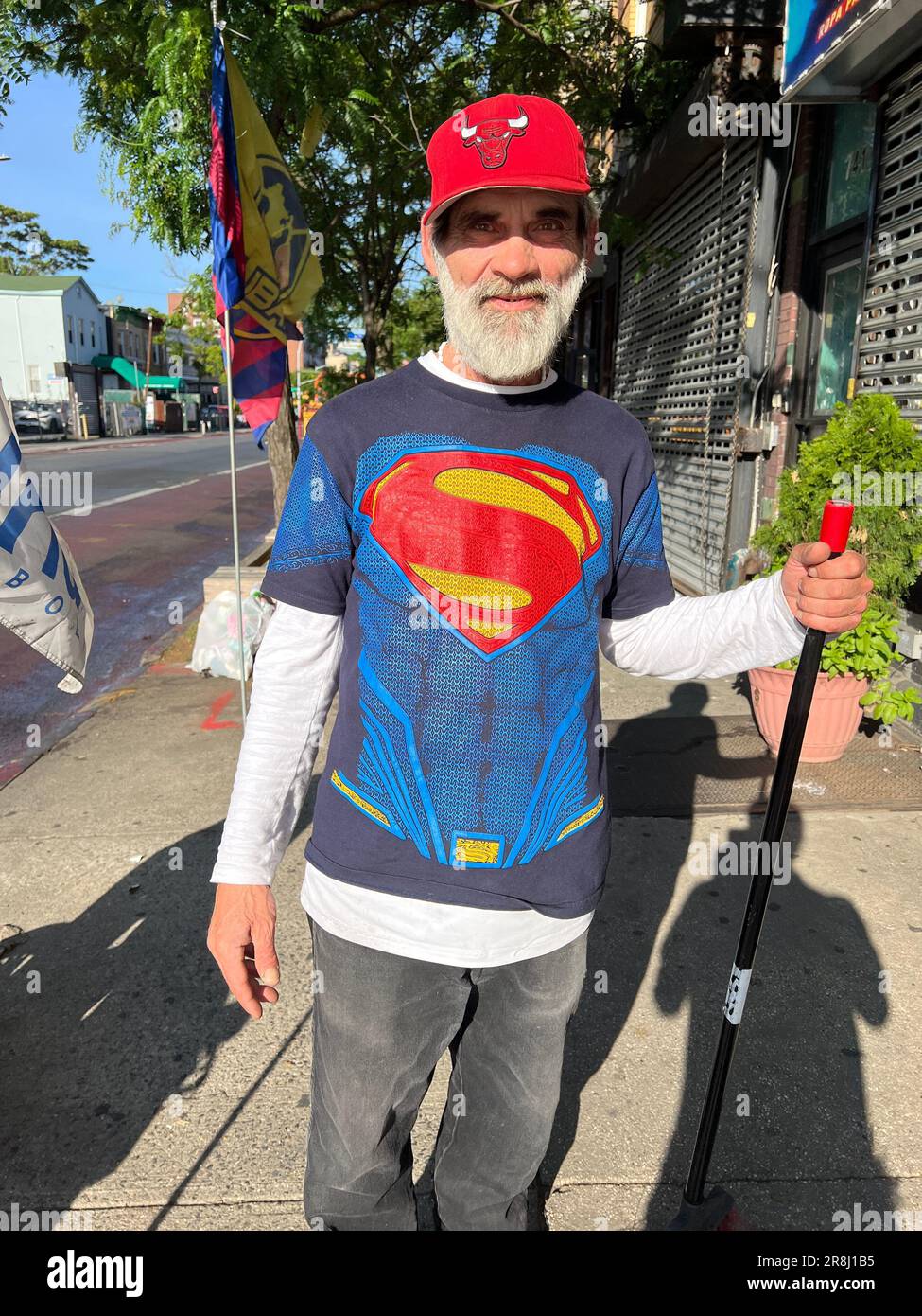 Man known as "Cuba" keeps the neighborhood clean for various merchants ...