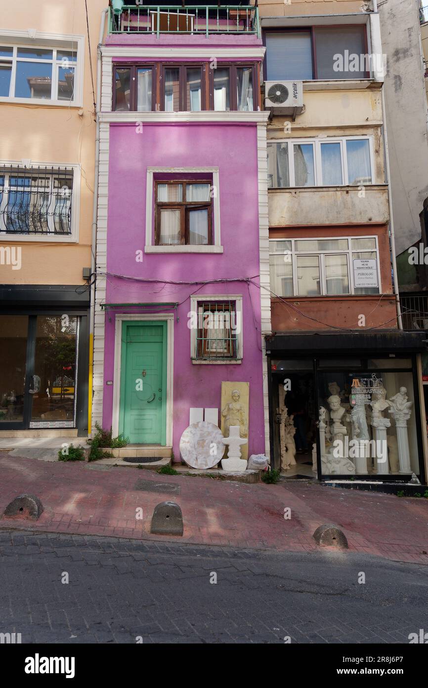 House with purple door hi-res stock photography and images - Alamy