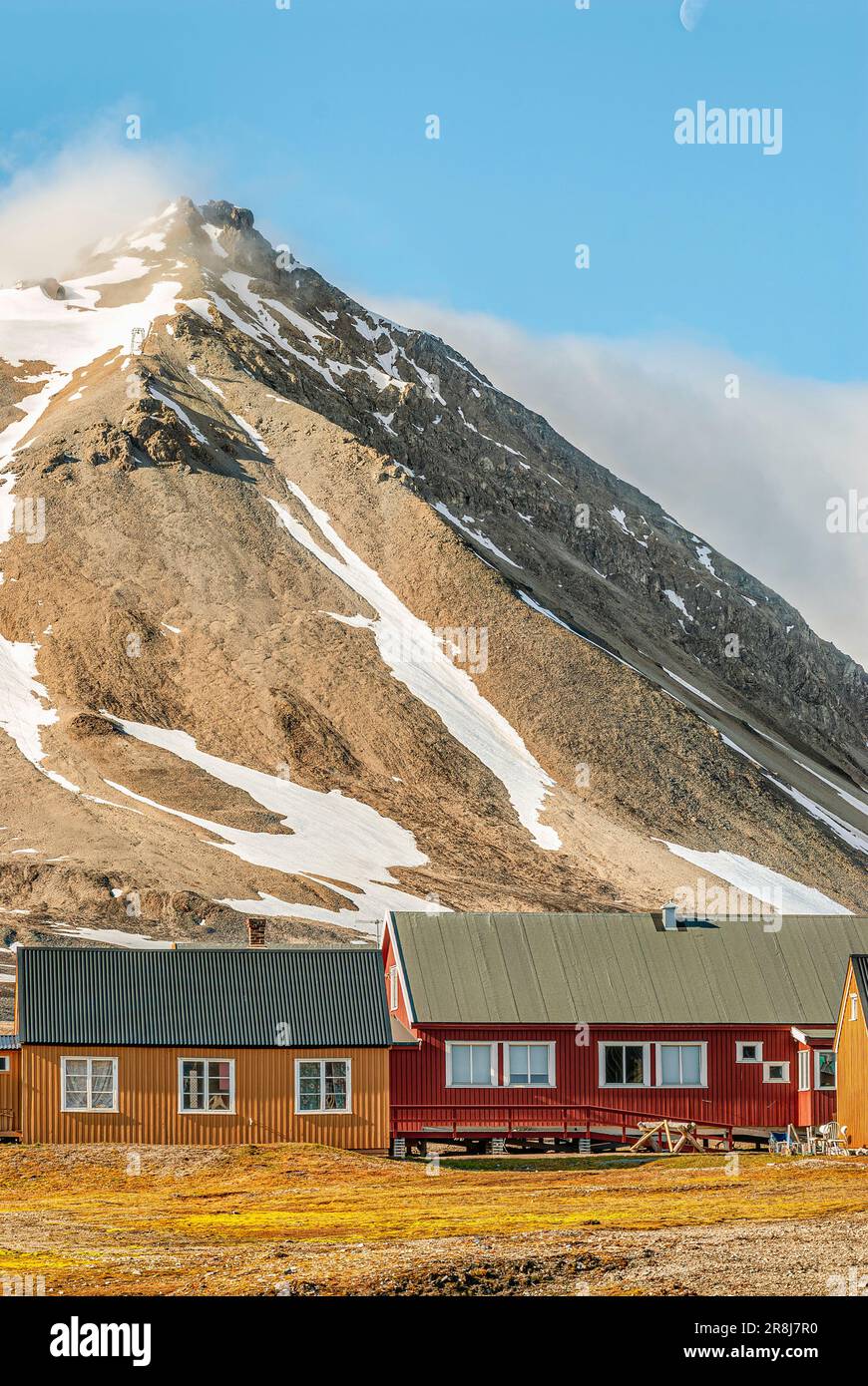 Colorful houses at the village Ny Alesund in Svalbard, Spitsbergen ...
