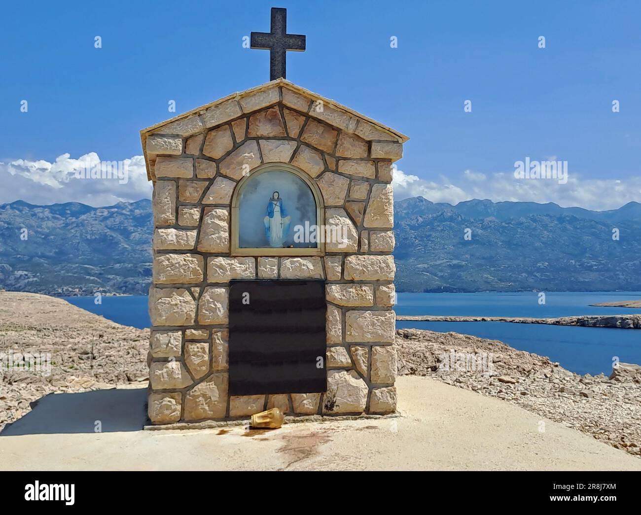 Small stone chapel hi-res stock photography and images - Alamy