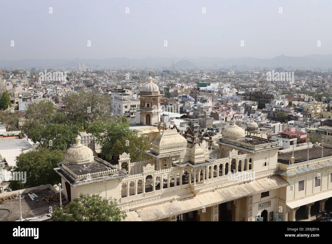 Udaipur castle hi-res stock photography and images - Alamy