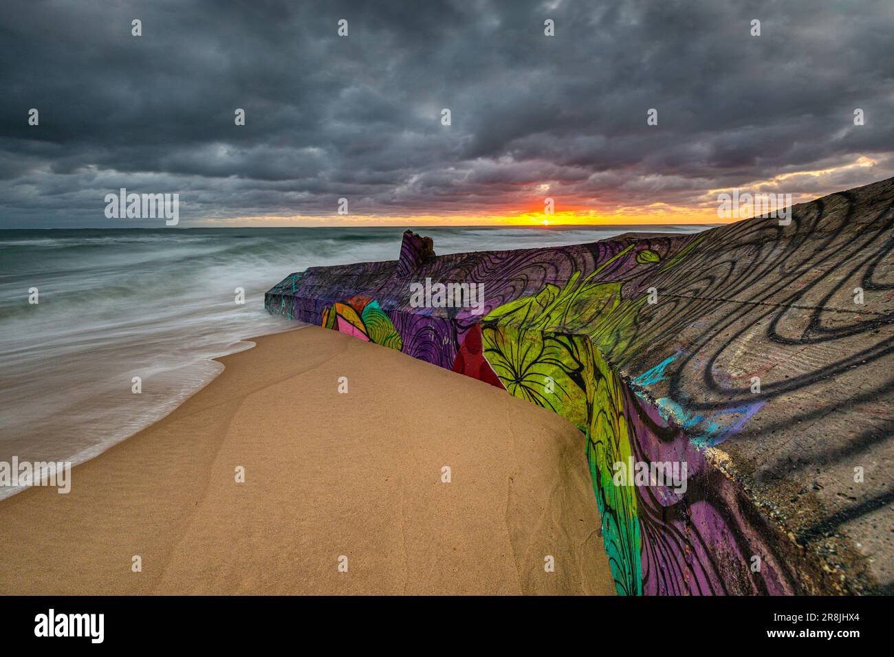 FRANCE. GIRONDE (33). ARCACHON BAY. FERRET CAP. PAINTINGS ON A ...