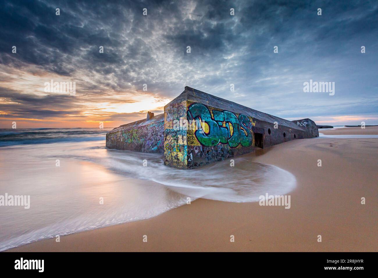 FRANCE. GIRONDE (33). ARCACHON BAY. FERRET CAP. PAINTINGS ON A ...