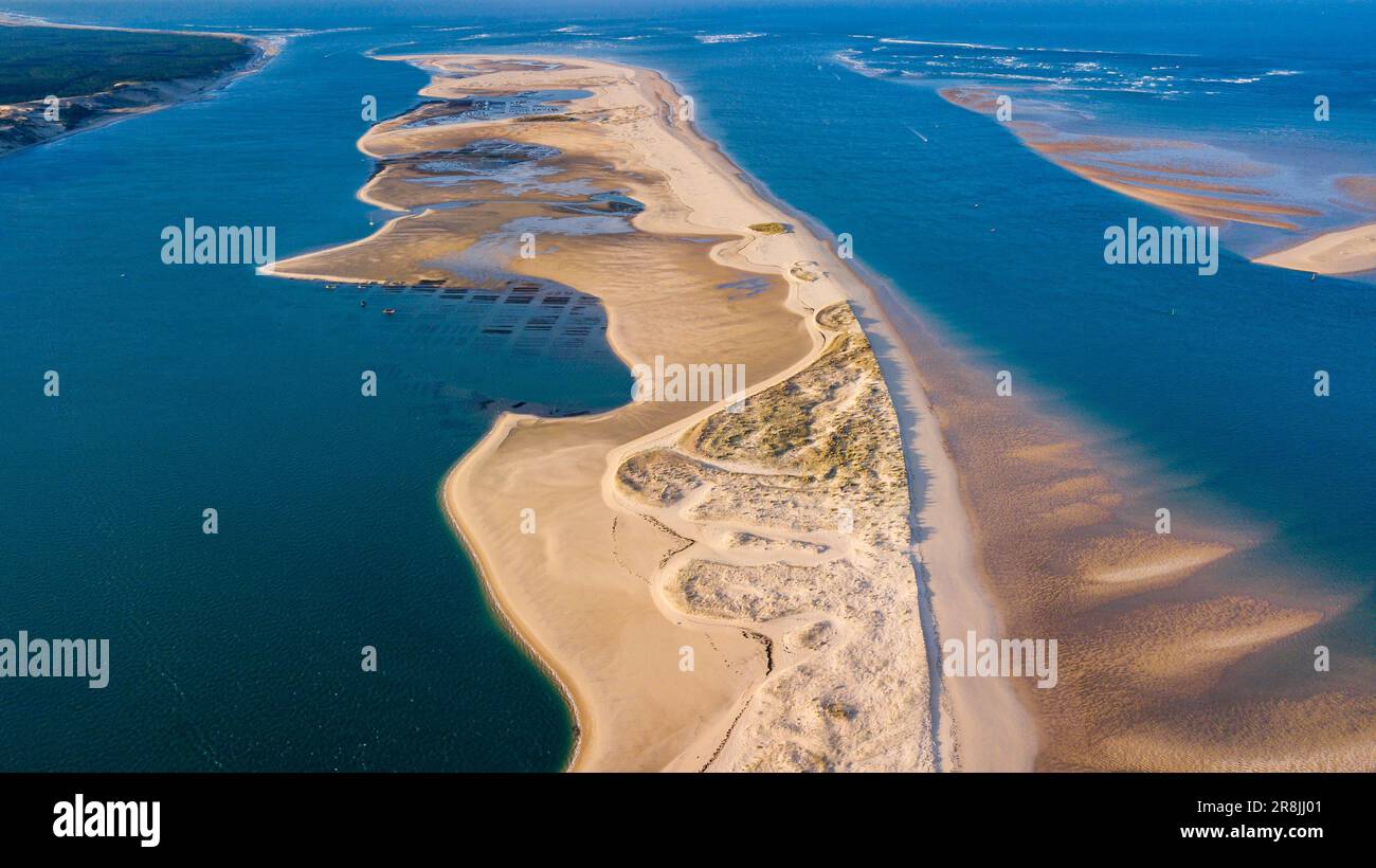 FRANCE. GIRONDE (33) ARCACHON BASIN. AERIAL VIEW OF THE SANDBANKS OF ...