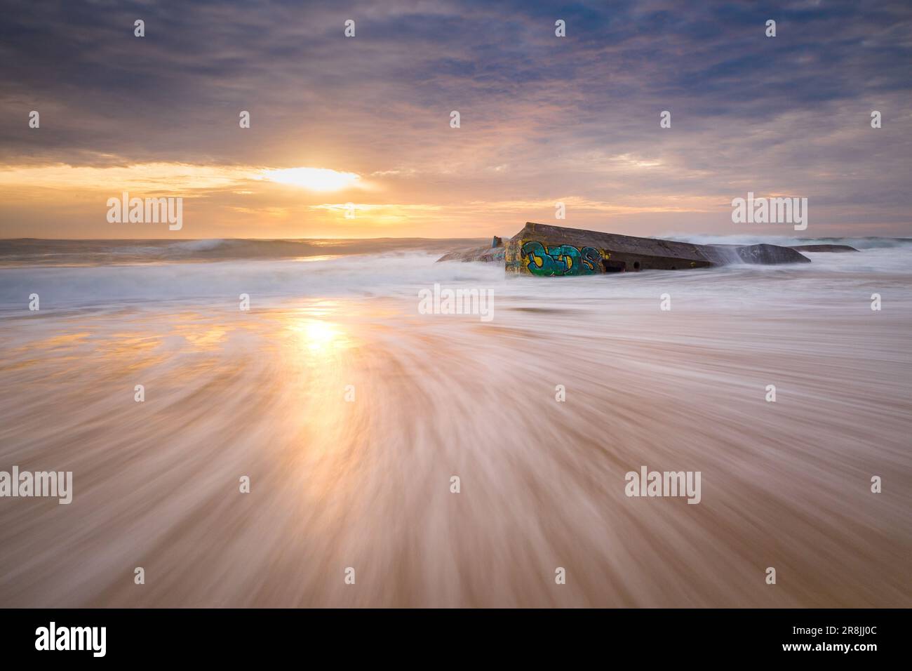 FRANCE. GIRONDE (33). ARCACHON BAY. FERRET CAP. PAINTINGS ON A ...