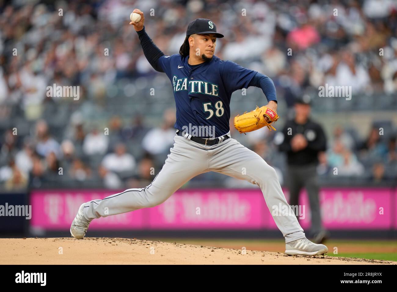Seattle Mariners starting pitcher Luis Castillo (58) throws in the ...