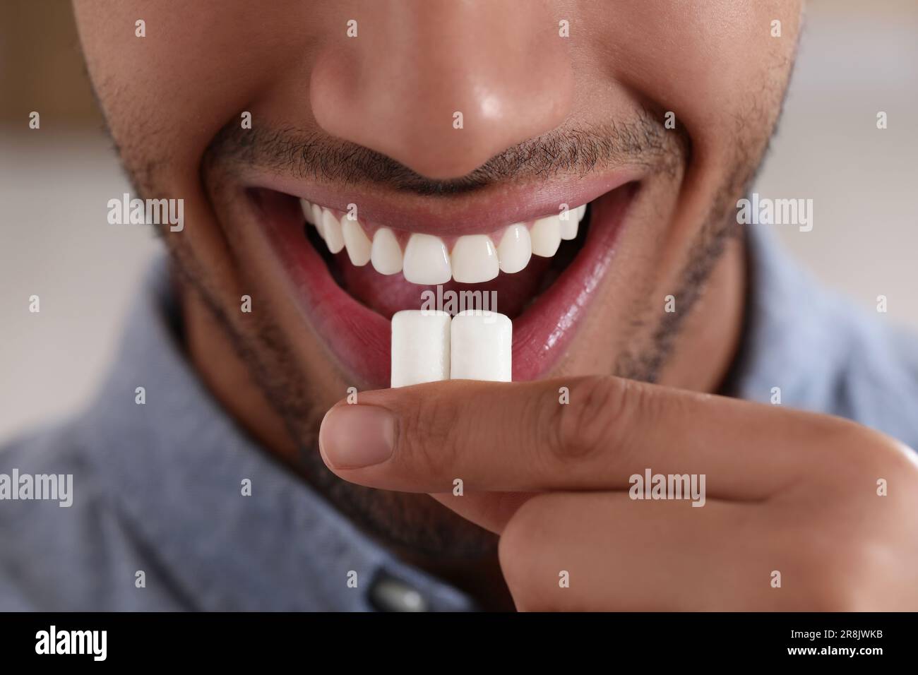 Man chewing food hi-res stock photography and images - Alamy