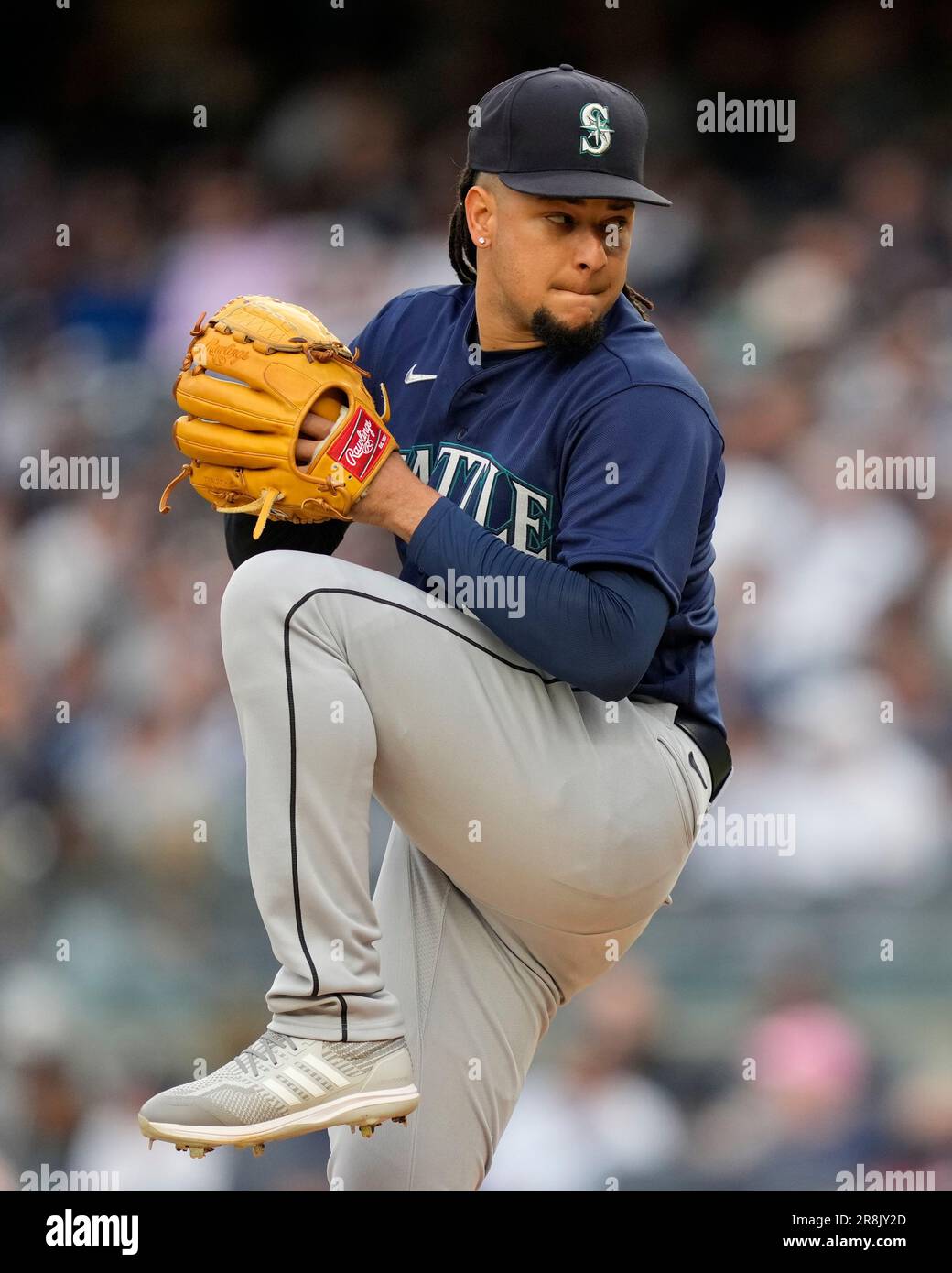 Seattle Mariners starting pitcher Luis Castillo (58) throws in the ...