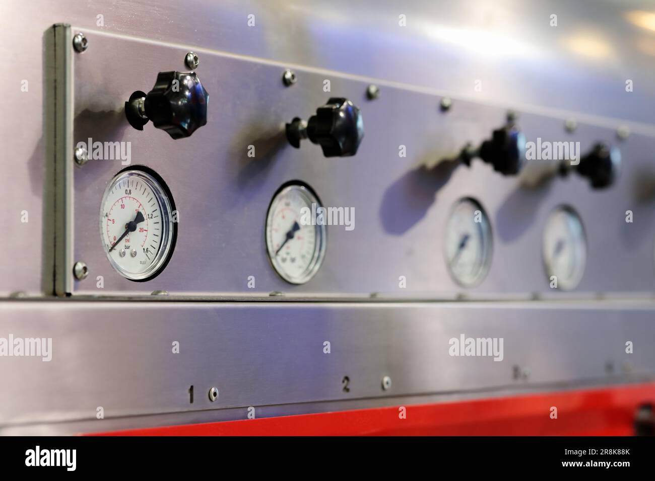 Hydraulic pressure measurement hi-res stock photography and images - Alamy