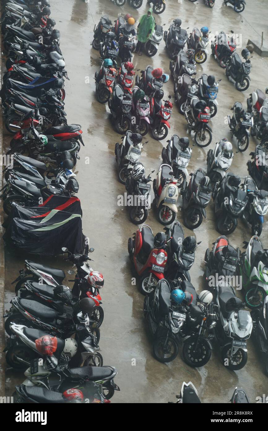 Motorcycle motorbike bike parking hi-res stock photography and images ...