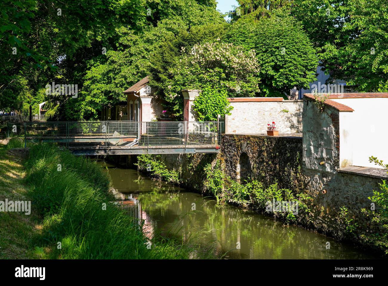 Paris r hi-res stock photography and images - Alamy