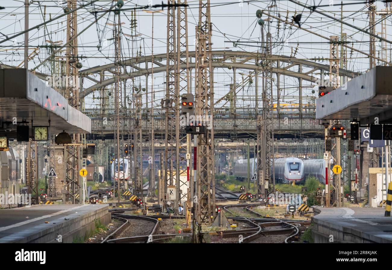 Trains on bridges hi-res stock photography and images - Alamy