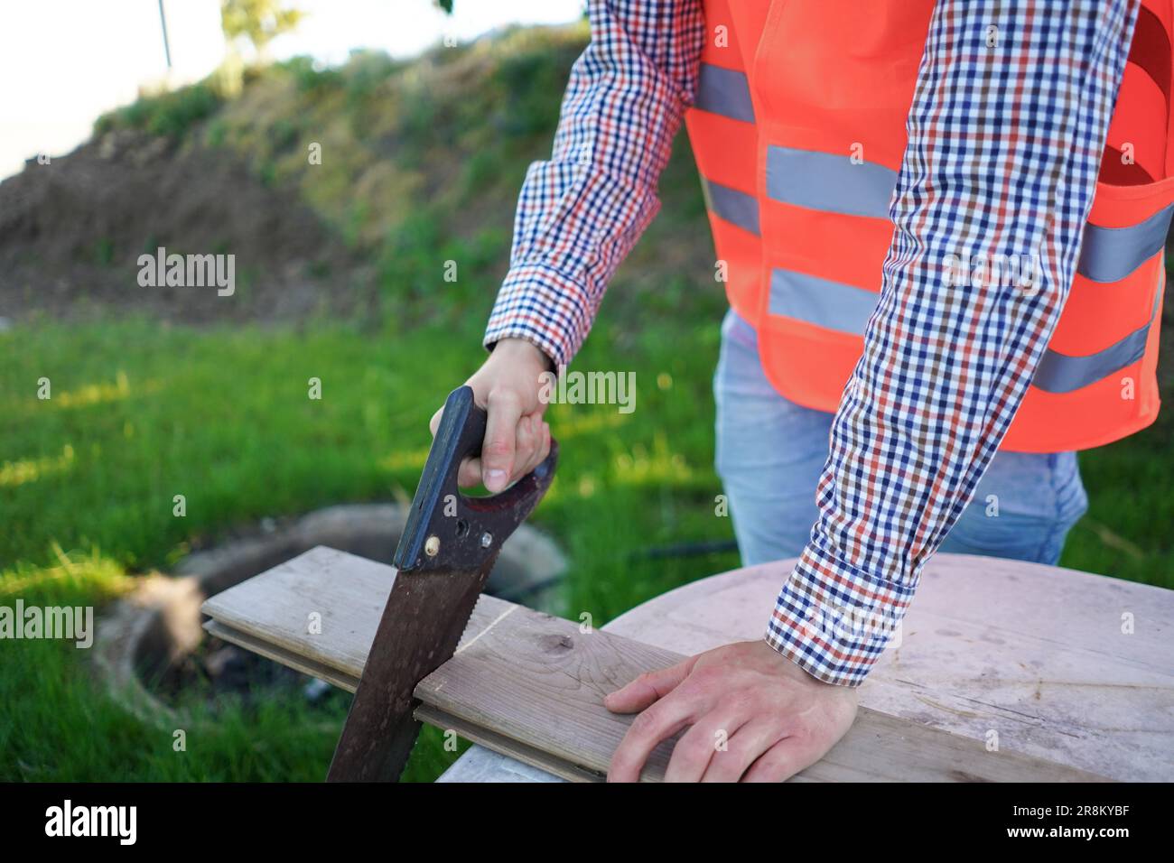 Sawing wood by hand hi-res stock photography and images - Alamy