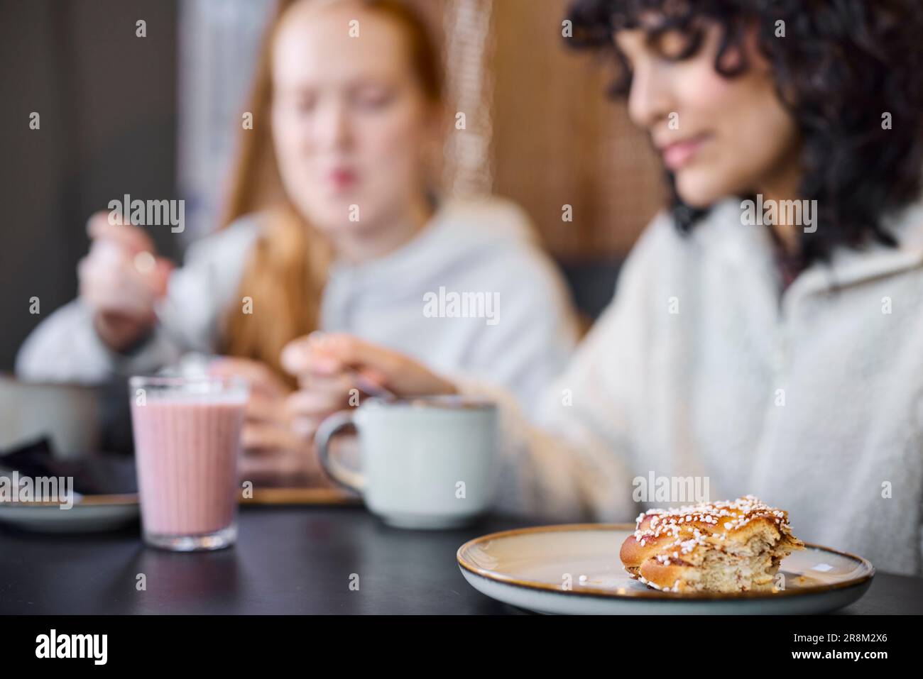 Women eating and drinking coffee in cafe Stock Photo - Alamy