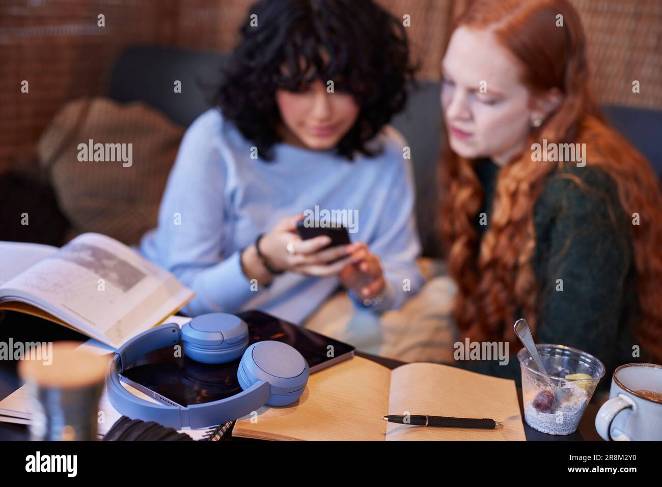 Teen people using cell hi-res stock photography and images - Alamy