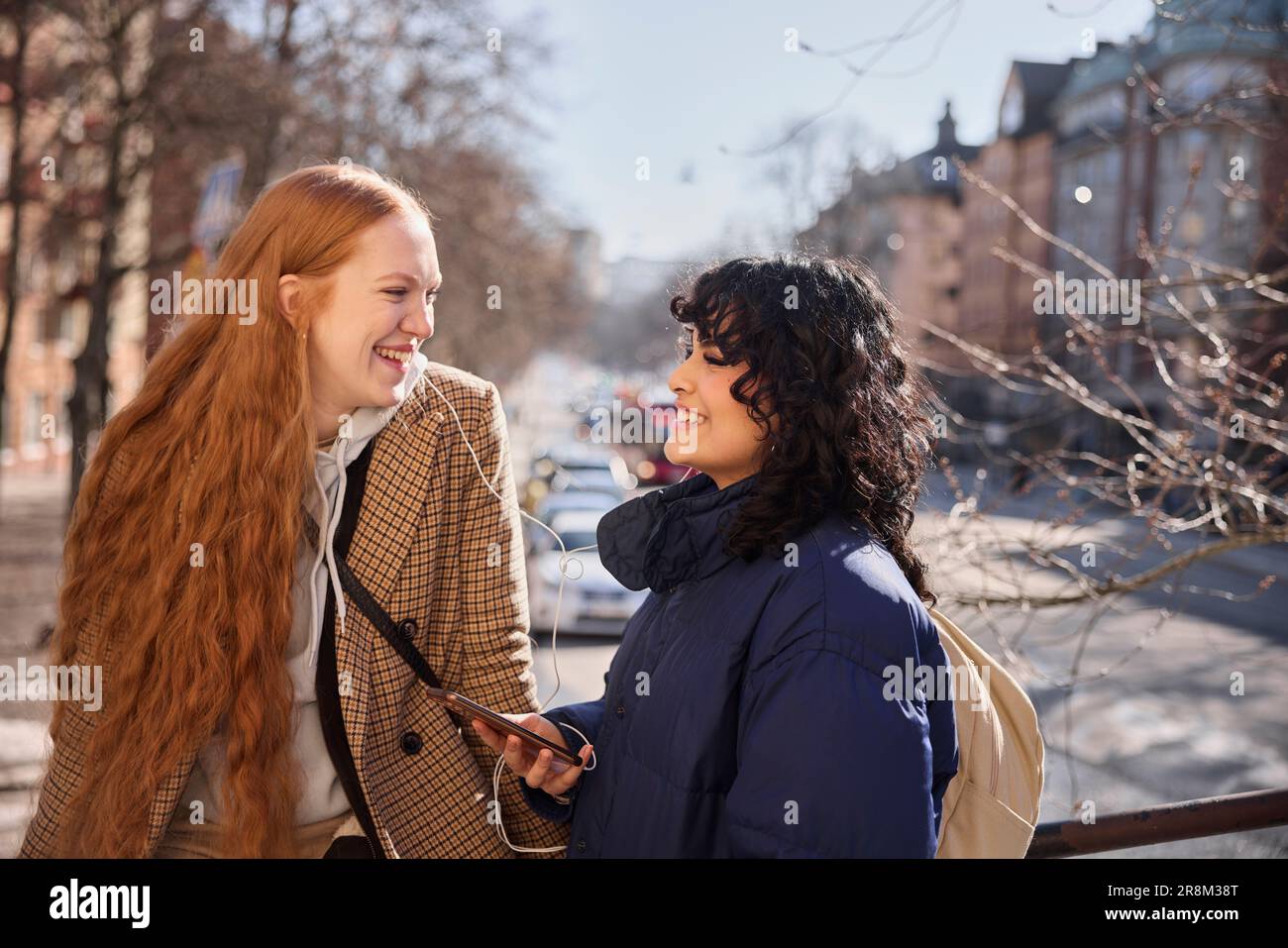 Teen friends listen to music hi-res stock photography and images - Alamy