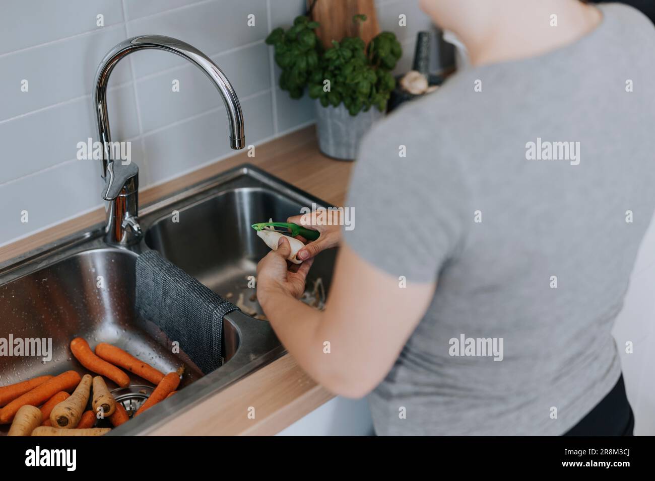 Peeling vegetables hi-res stock photography and images - Alamy