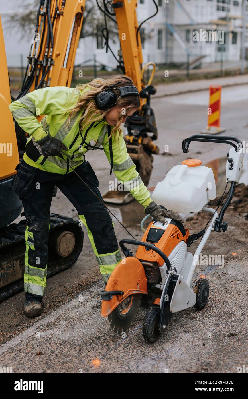 Female worker site works hi-res stock photography and images - Alamy