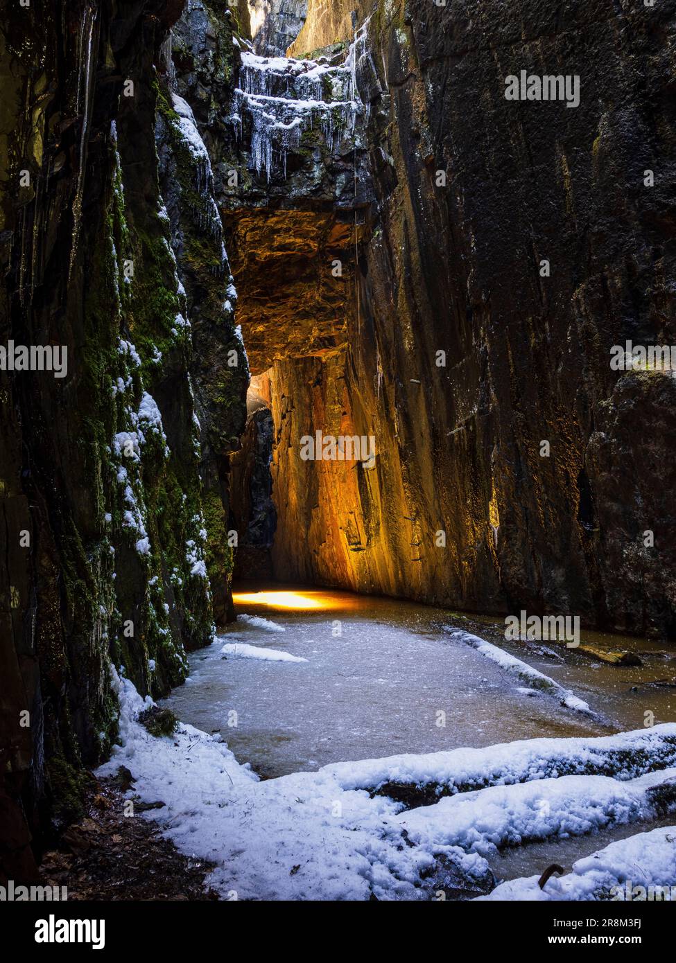 Stone crevice hi-res stock photography and images - Alamy