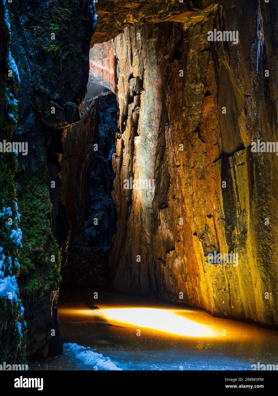 Rock crevice hi-res stock photography and images - Alamy