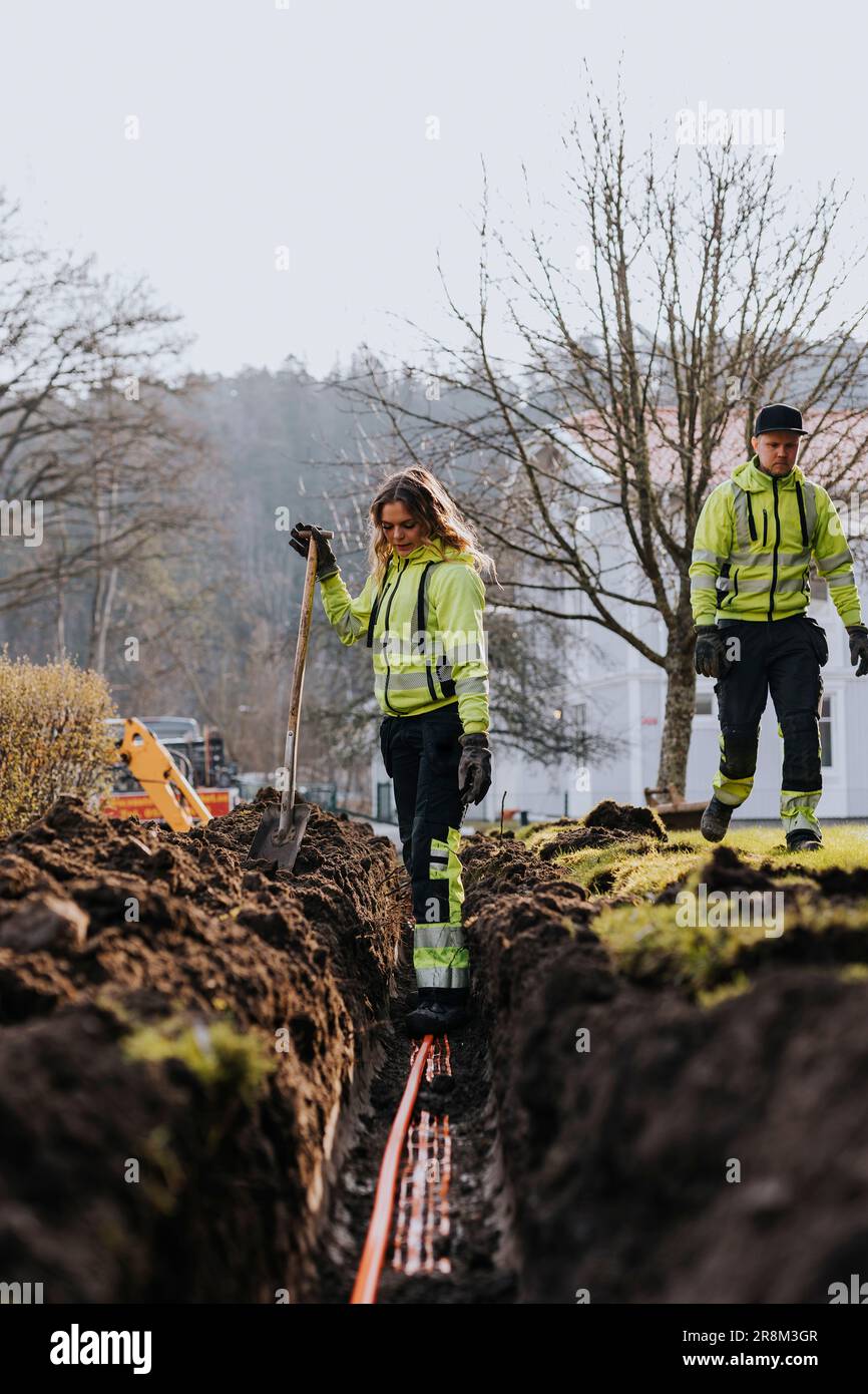 Workers laying cables hi-res stock photography and images - Alamy
