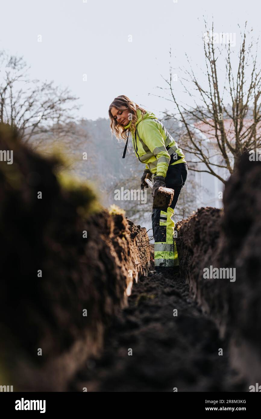 Professional digging hi-res stock photography and images - Alamy