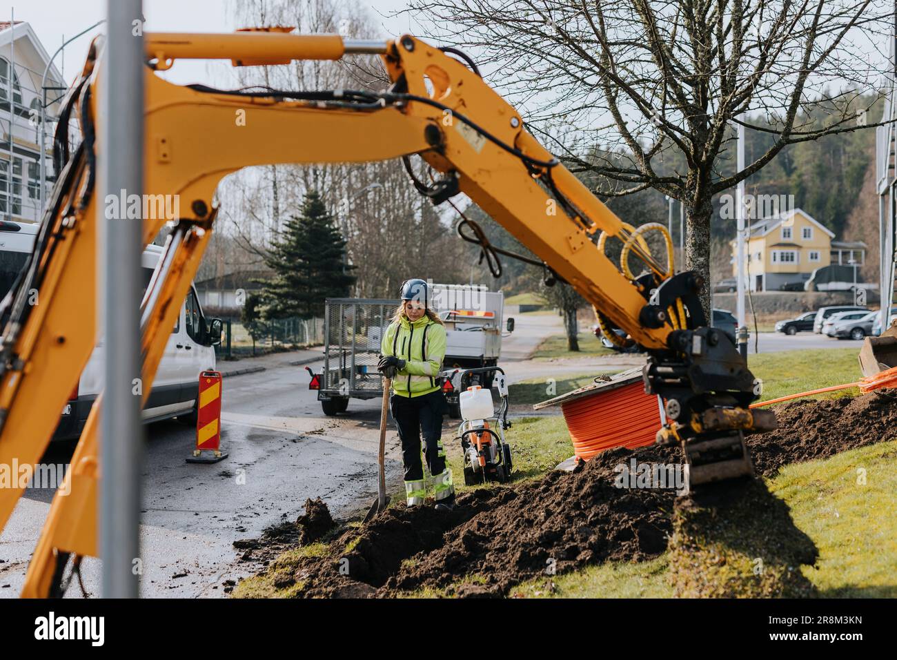 Professional digging hi-res stock photography and images - Alamy