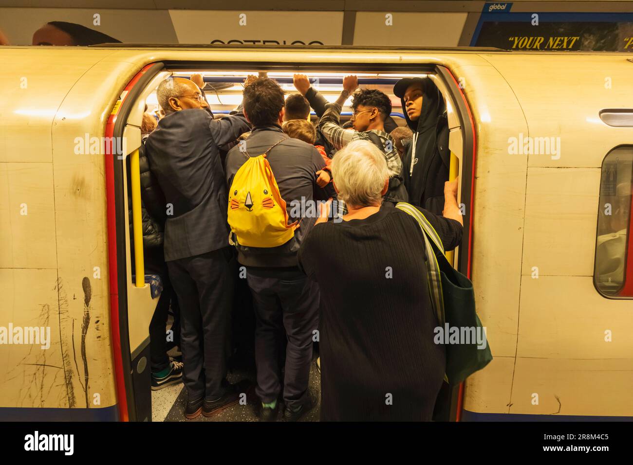 England, London, London Underground, Passengers Entering Overcrowded ...