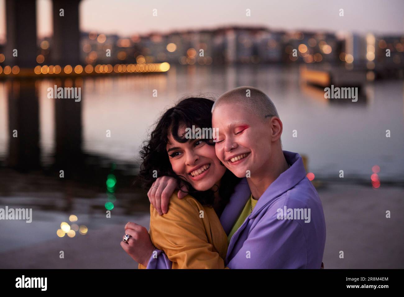 Gay couple hugging hi-res stock photography and images - Alamy