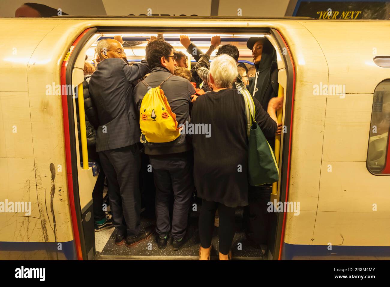 Passengers entering overcrowded train carriage hi-res stock photography ...