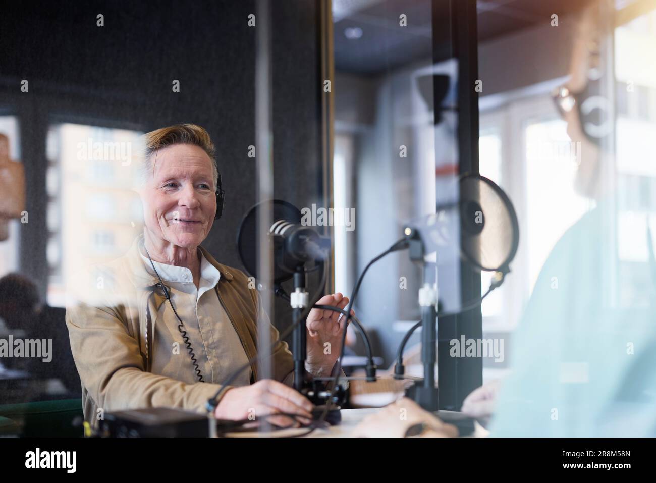 Old radio presenter hi-res stock photography and images - Alamy