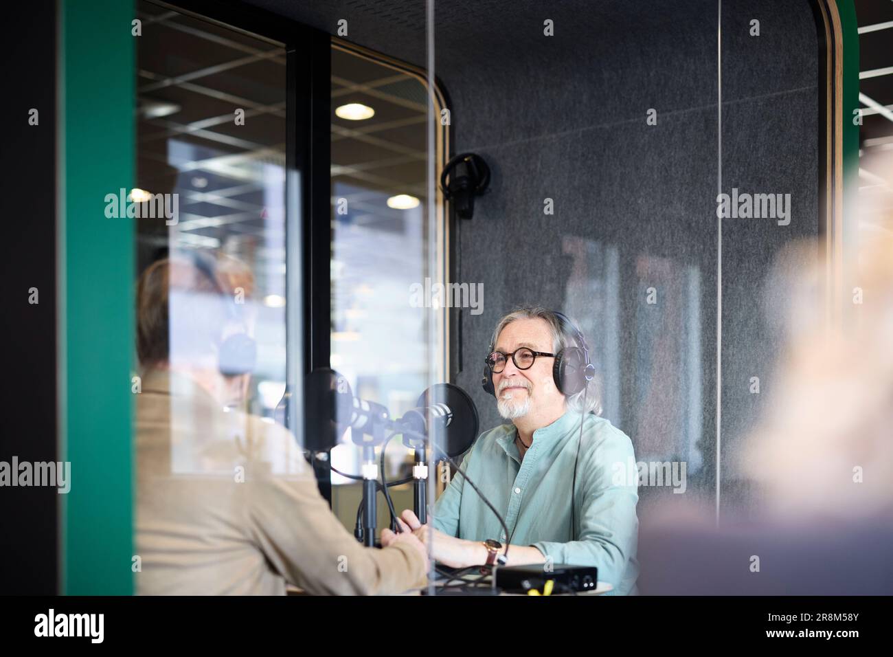 Old radio presenter hi-res stock photography and images - Alamy