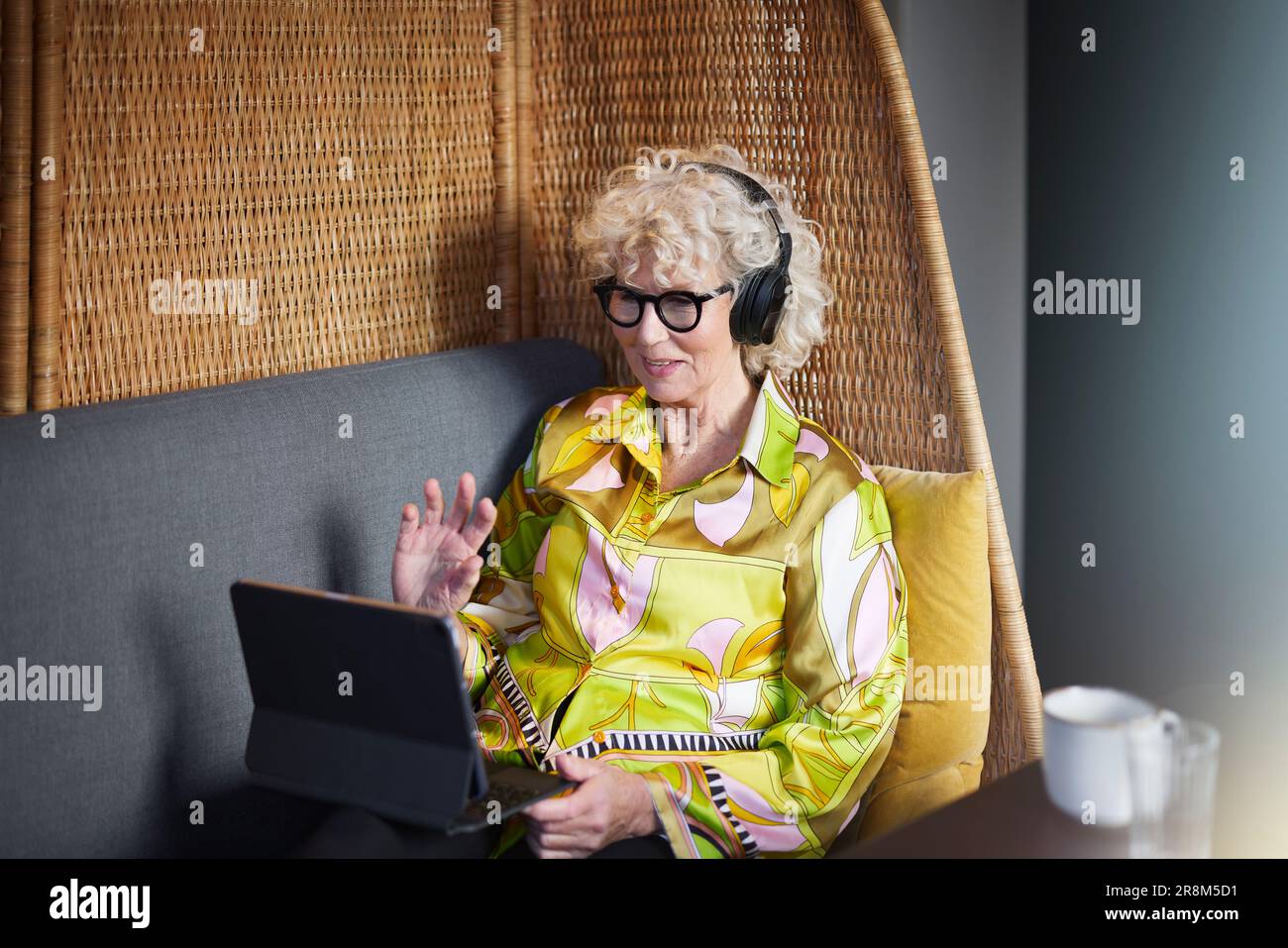 Old lady on pc tablet hi-res stock photography and images - Alamy