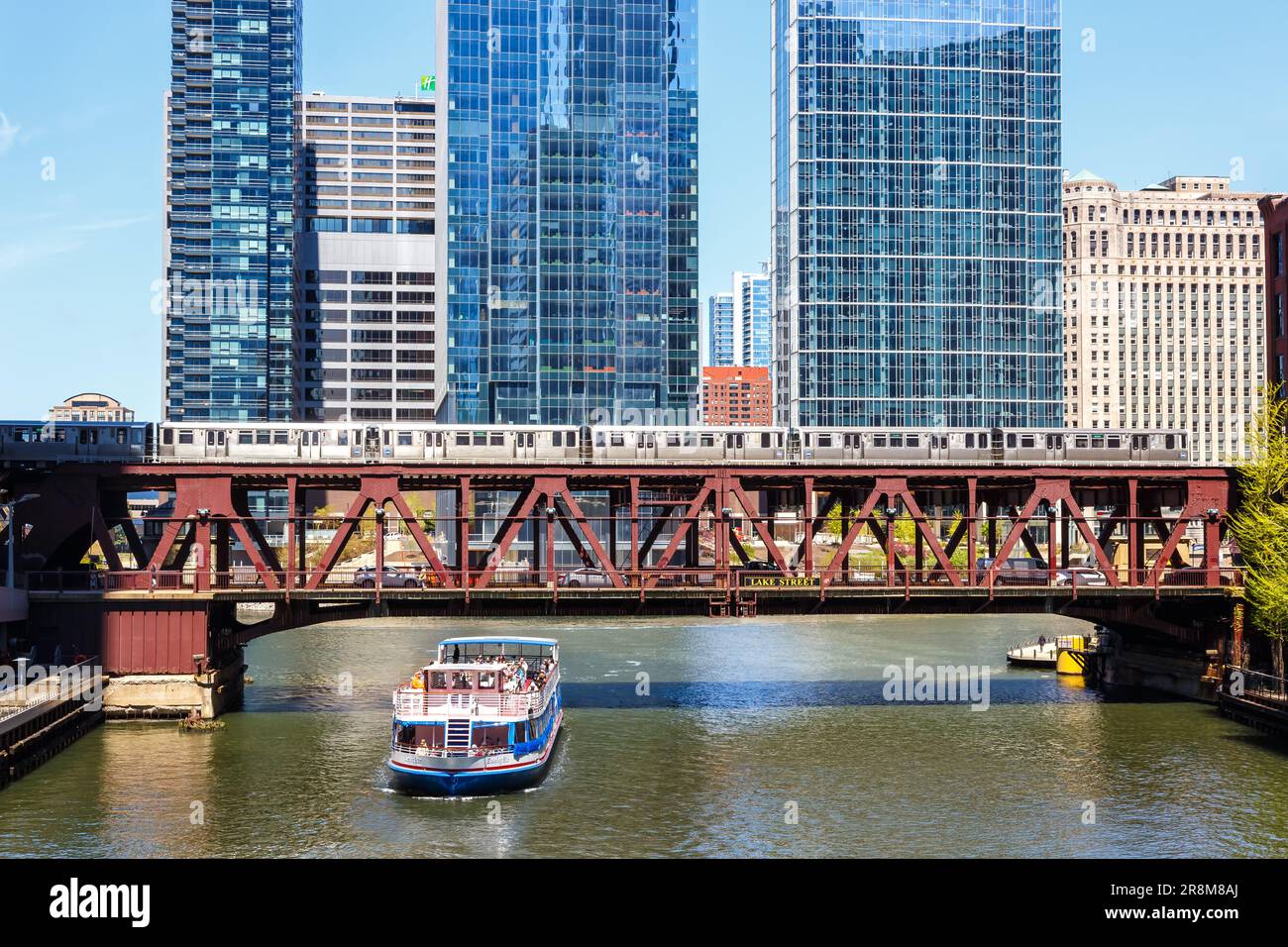 Chicago, United States - May 3, 2023: Chicago "L" Elevated Metro rapid ...