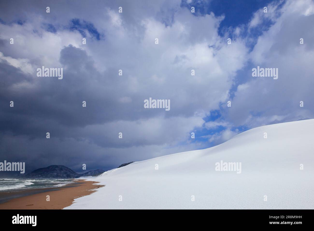 Tottori sand dunes under snow Stock Photo - Alamy