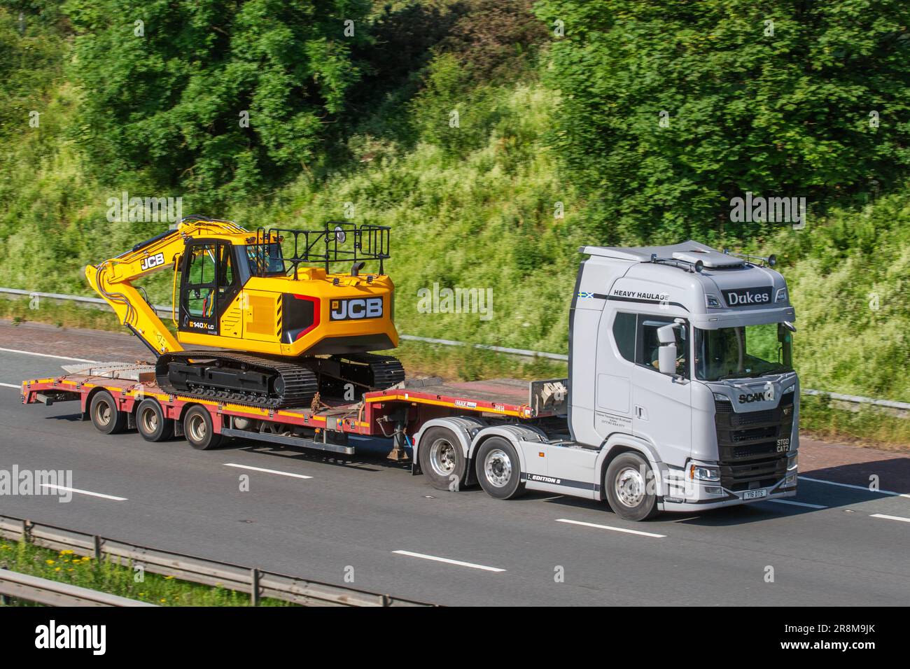 DUKES Heavy Haulage HGV Scania Truck carrying JCB 140X tracked ...