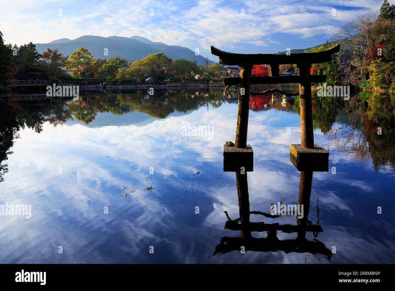 Lake Kinrinko with fall colors in th evening and Tensojinja Shrine ...